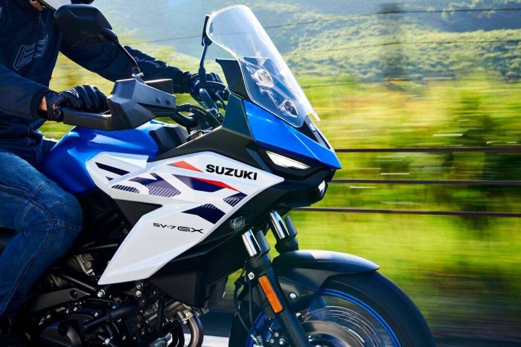 Suzuki lança a nova SV-7GX no segmento de média cilindrada - Alpha Autos